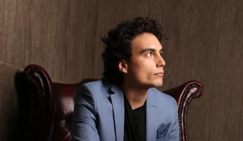 El director de orquesta venezolano-estadounidense Ilyich Rivas debuta ...