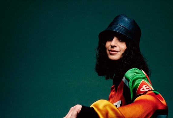 Carlita anuncia su álbum debut, Sentimental, y comparte el sencillo ...