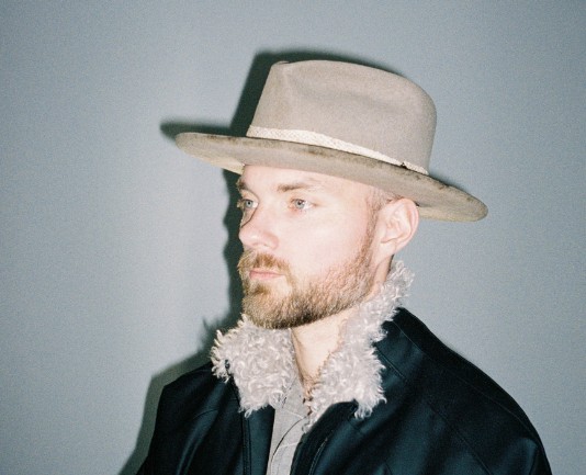 Ásgeir comparte nuevo sencillo: “Sugar Clouds” - Artistas Valientes